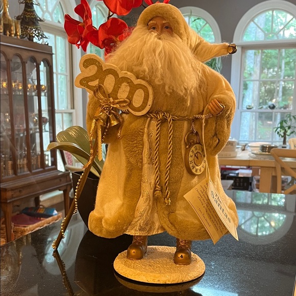 Holiday | 16 Vintage Holiday Santa Figure With Gold Accents Holding ...